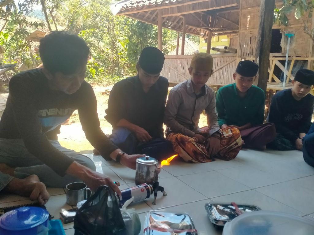 Tim Sevenist Menerangi Indonesia Berkunjung ke Pesantren Miftahul ...